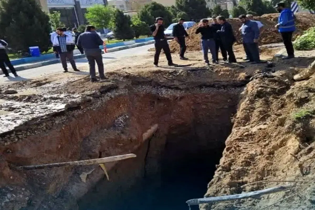 فرونشست زمین در خیابان پروین اعتصامی اصفهان اصلاح شبکه فاضلاب در حال